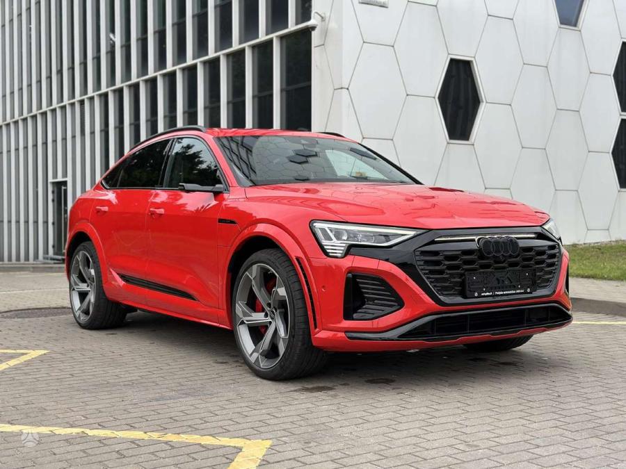 Красный Ауди SQ8 Sportback e-tron 2024 в Вильнюс, объемом двигателя 0.00 л и пробегом 5 тыс. км за 68999 €, фото 3 на AUTOMOTO.COM.LV