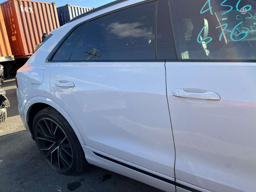 White Audi SQ8 2021 in Vilnius, with an engine capacity of 4.00 L and mileage of 116 thousand km for 37700 €, photo 10 on AUTOMOTO.COM.LV