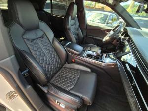 White Audi SQ8 2021 in Vilnius, with an engine capacity of 4.00 L and mileage of 112 thousand km for 52800 €, photo 12 on AUTOMOTO.COM.LV