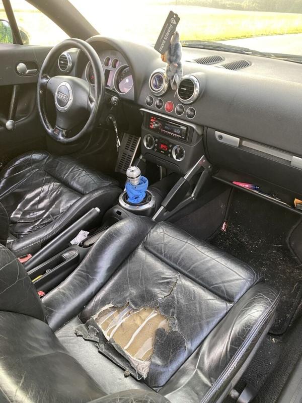 Black Audi TT 1999 in Vilnius, with an engine capacity of 1.80 L and mileage of 232 thousand km for 3200 €, photo 10 on AUTOMOTO.COM.LV