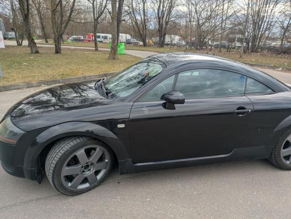 Black Audi TT 2000 in Kaunas, with an engine capacity of 1.80 L and mileage of 350 thousand km for 3200 €, photo 2 on AUTOMOTO.COM.LV