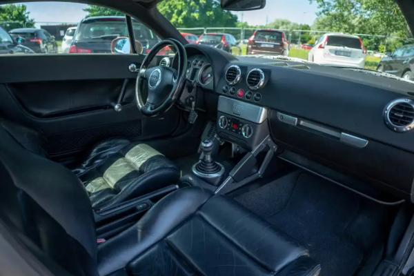 Brūns Audi TT 1999 Liepāja, ar dzinēja tilpumu 1.80 L un nobraukumu 258 tūkst. km par 3500 €, foto 9 vietnē AUTOMOTO.COM.LV