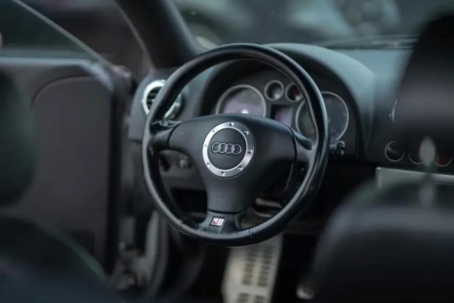 Brown Audi TT 1999 in Liepaja, with an engine capacity of 1.80 L and mileage of 258 thousand km for 3500 €, photo 12 on AUTOMOTO.COM.LV