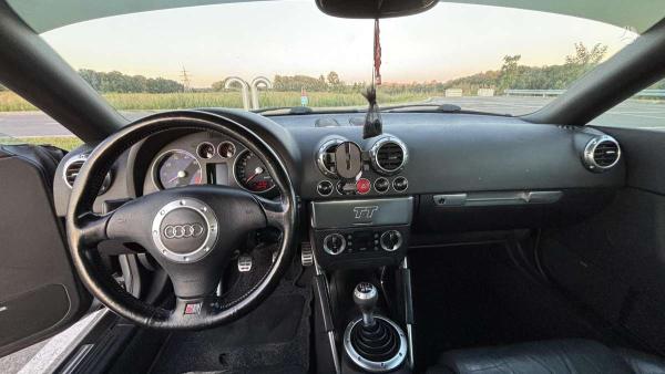 Pelēks Audi TT 2001 Kauņa, ar dzinēja tilpumu 1.78 L un nobraukumu 285 tūkst. km par 3200 €, foto 11 vietnē AUTOMOTO.COM.LV