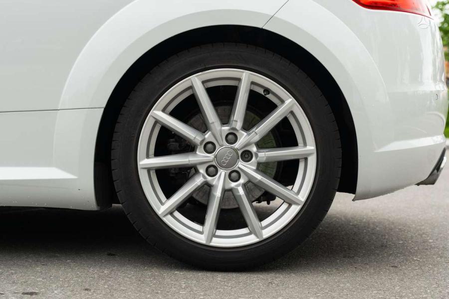 White Audi TT 2015 in Vilnius, with an engine capacity of 2.00 L and mileage of 193 thousand km for 14699 €, photo 13 on AUTOMOTO.COM.LV