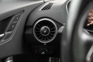 White Audi TT 2015 in Vilnius, with an engine capacity of 2.00 L and mileage of 193 thousand km for 14699 €, photo 26 on AUTOMOTO.COM.LV