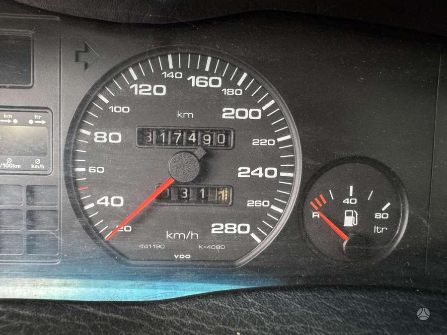 Red Audi V8 1989 in Alytus, with an engine capacity of 3.60 L and mileage of 317 thousand km for 3700 €, photo 26 on AUTOMOTO.COM.LV
