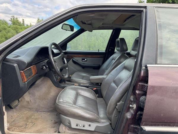 Red Audi V8 1989 in Alytus, with an engine capacity of 3.60 L and mileage of 317 thousand km for 3700 €, photo 9 on AUTOMOTO.COM.LV