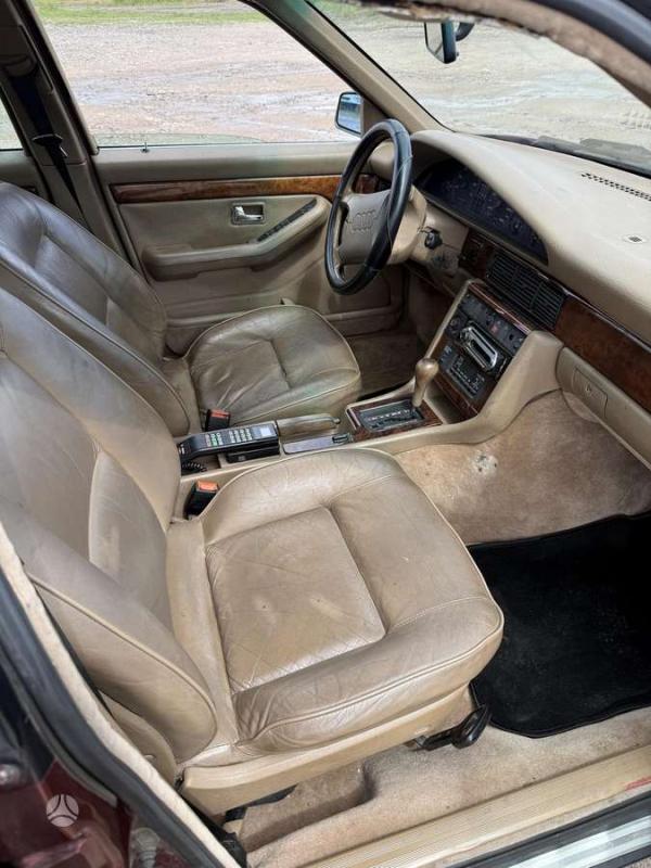 Sarkans Audi V8 1991 Marijampole, ar dzinēja tilpumu 3.56 L un nobraukumu 280 tūkst. km par 4900 €, foto 7 vietnē AUTOMOTO.COM.LV