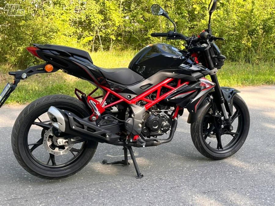 Black Benelli BN 125 2022 in Salcininkai, with an engine capacity of 0.13 L and mileage of 14 thousand km for 2100 €, photo 1 on AUTOMOTO.COM.LV