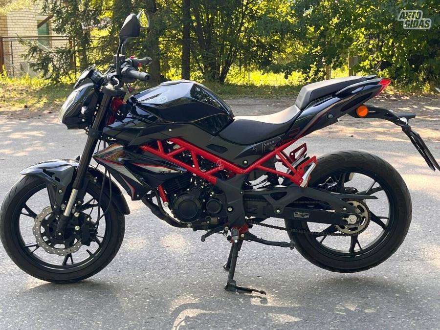 Black Benelli BN 125 2022 in Salcininkai, with an engine capacity of 0.13 L and mileage of 14 thousand km for 2100 €, photo 3 on AUTOMOTO.COM.LV