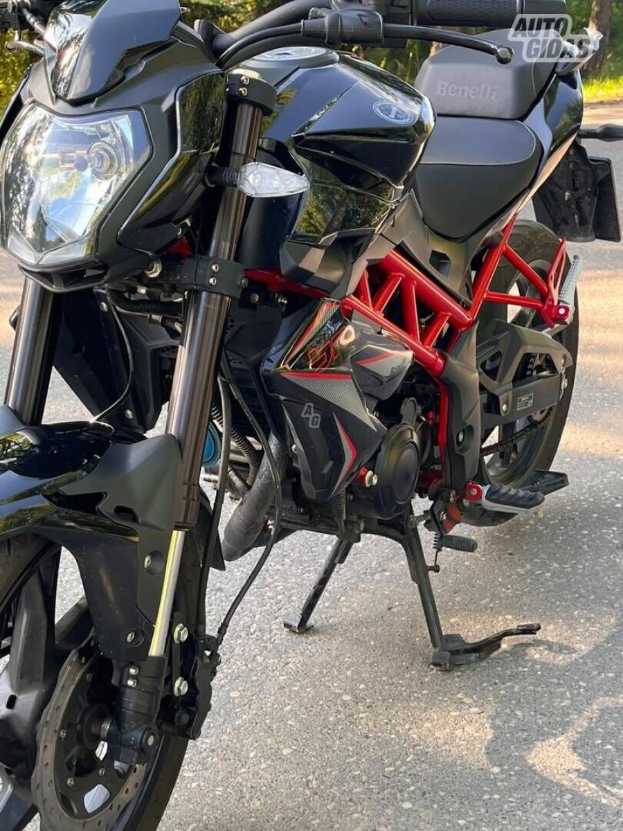 Black Benelli BN 125 2022 in Salcininkai, with an engine capacity of 0.13 L and mileage of 14 thousand km for 2100 €, photo 4 on AUTOMOTO.COM.LV