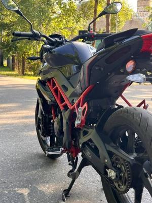 Black Benelli BN 125 2022 in Salcininkai, with an engine capacity of 0.13 L and mileage of 14 thousand km for 2100 €, photo 6 on AUTOMOTO.COM.LV