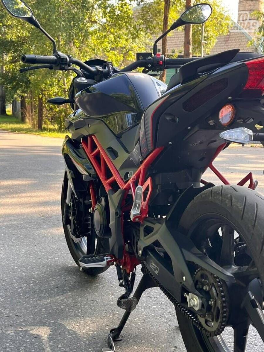 Black Benelli BN 125 2022 in Salcininkai, with an engine capacity of 0.13 L and mileage of 14 thousand km for 2100 €, photo 6 on AUTOMOTO.COM.LV