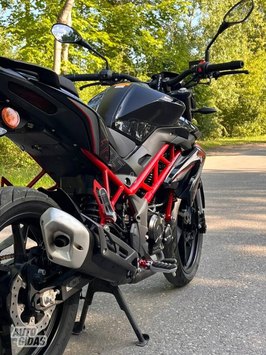 Black Benelli BN 125 2022 in Salcininkai, with an engine capacity of 0.13 L and mileage of 14 thousand km for 2100 €, photo 7 on AUTOMOTO.COM.LV