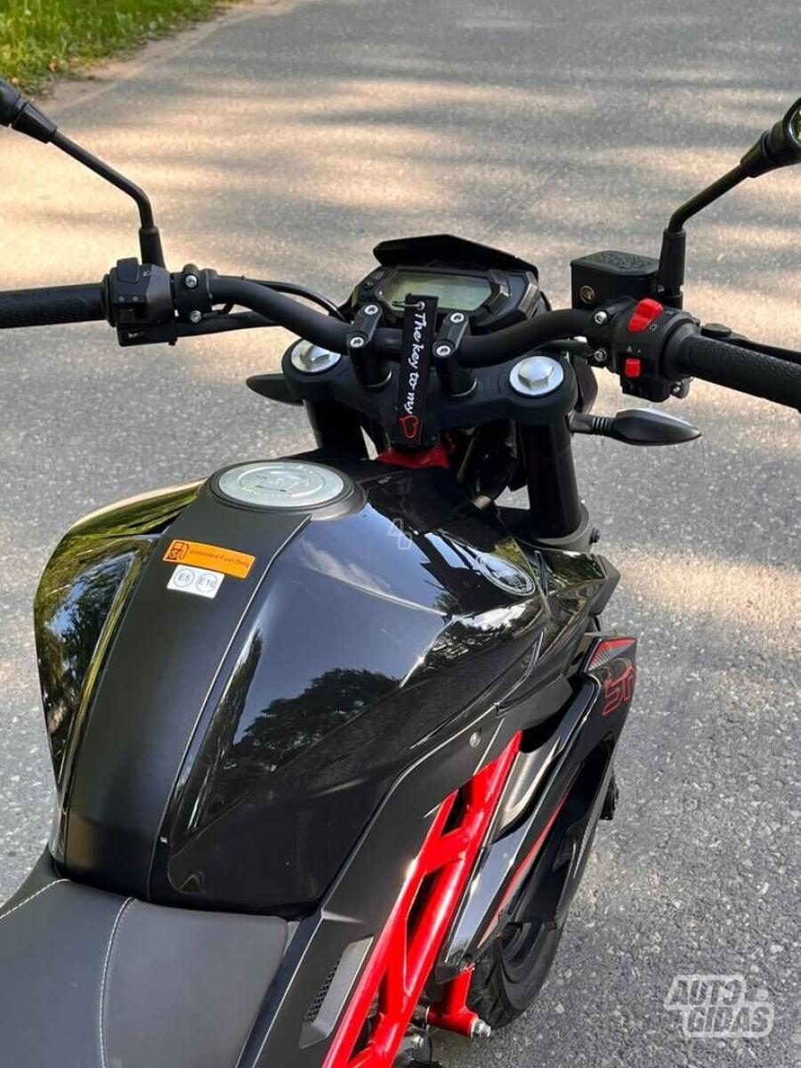 Black Benelli BN 125 2022 in Salcininkai, with an engine capacity of 0.13 L and mileage of 14 thousand km for 2100 €, photo 9 on AUTOMOTO.COM.LV
