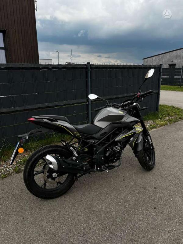 Black Benelli BN 125 2023 in Klaipeda, with an engine capacity of 0.13 L and mileage of 2 thousand km for 2600 €, photo 2 on AUTOMOTO.COM.LV