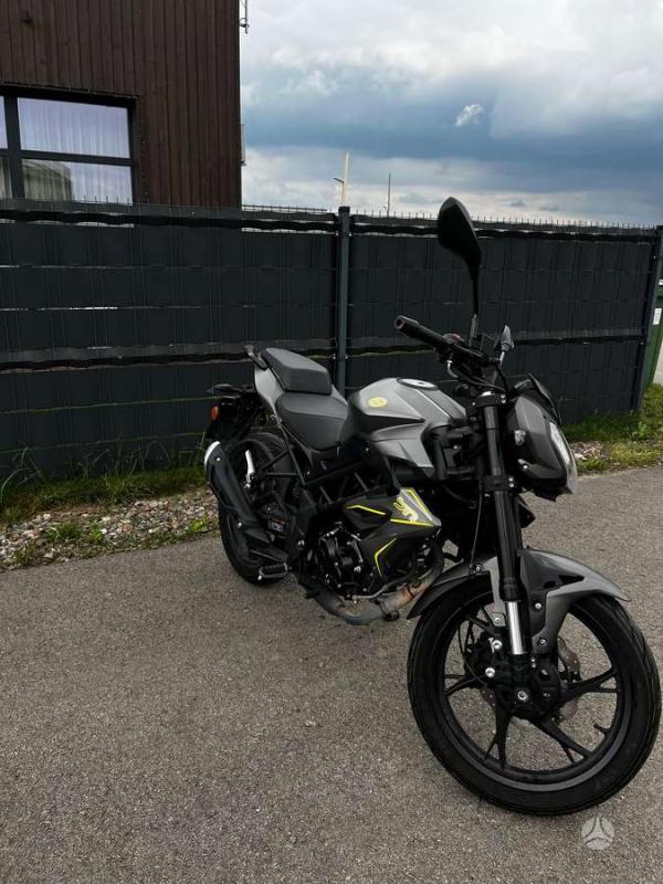Black Benelli BN 125 2023 in Klaipeda, with an engine capacity of 0.13 L and mileage of 2 thousand km for 2600 €, photo 3 on AUTOMOTO.COM.LV
