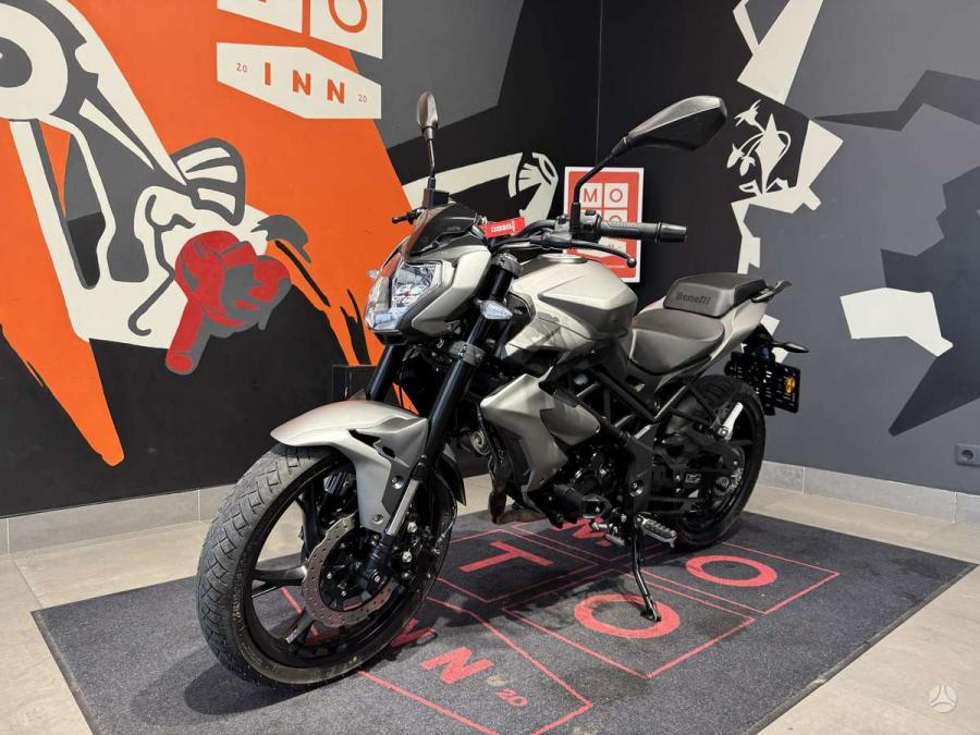 Grey Benelli BN 125 2023 in Vilnius, with an engine capacity of 0.13 L and mileage of 3 thousand km for 1999 €, photo 3 on AUTOMOTO.COM.LV