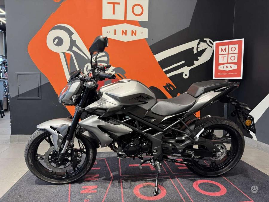 Grey Benelli BN 125 2023 in Vilnius, with an engine capacity of 0.13 L and mileage of 3 thousand km for 1999 €, photo 4 on AUTOMOTO.COM.LV