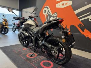 Grey Benelli BN 125 2023 in Vilnius, with an engine capacity of 0.13 L and mileage of 3 thousand km for 1999 €, photo 5 on AUTOMOTO.COM.LV