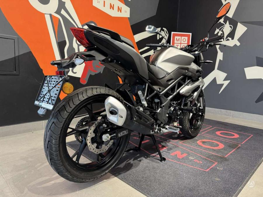 Grey Benelli BN 125 2023 in Vilnius, with an engine capacity of 0.13 L and mileage of 3 thousand km for 1999 €, photo 9 on AUTOMOTO.COM.LV