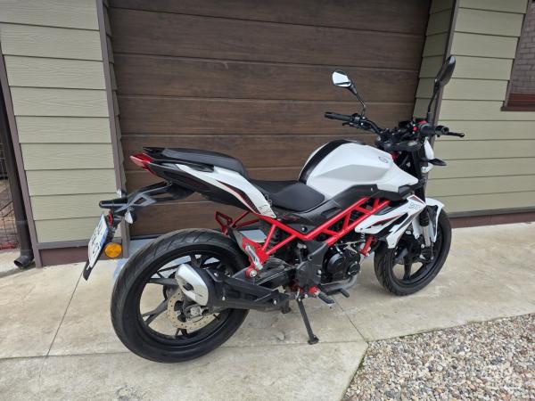 Balts Benelli BN 125 2026 Pasvalys, ar dzinēja tilpumu 0.13 L un nobraukumu 1 tūkst. km par 1799 €, foto 5 vietnē AUTOMOTO.COM.LV