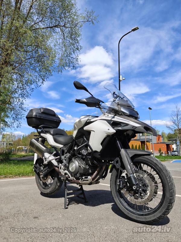 White Benelli TRK 502X 2019 in Tartu, with an engine capacity of 0.50 L and mileage of 22 thousand km for 3400 €, photo 1 on AUTOMOTO.COM.LV