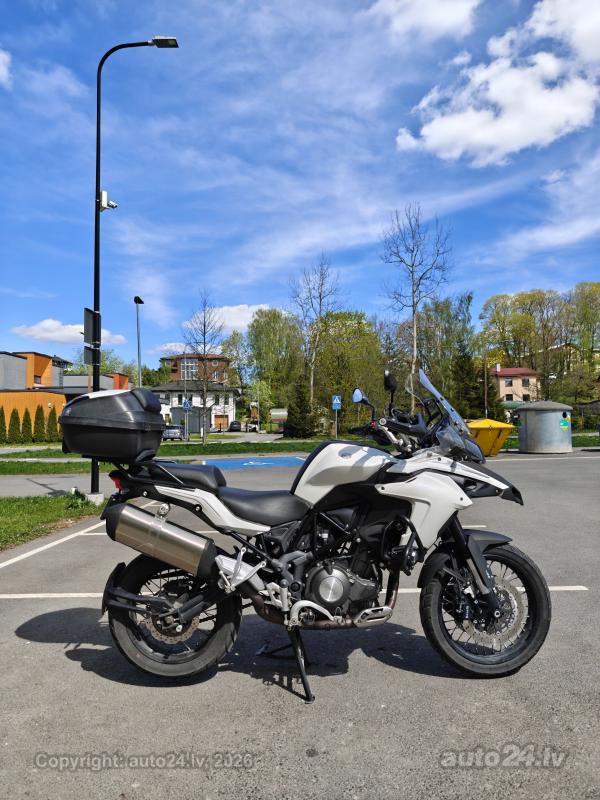 White Benelli TRK 502X 2019 in Tartu, with an engine capacity of 0.50 L and mileage of 22 thousand km for 3400 €, photo 2 on AUTOMOTO.COM.LV