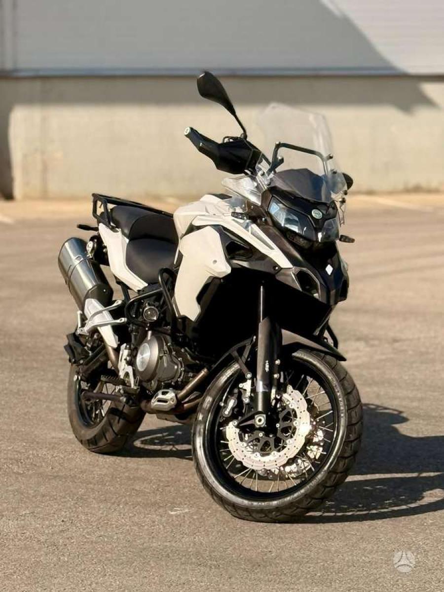 Белый Бенелли TRK 502X 2019 в Клайпеда, объемом двигателя 0.50 л и пробегом 23 тыс. км за 3200 €, фото 3 на AUTOMOTO.COM.LV