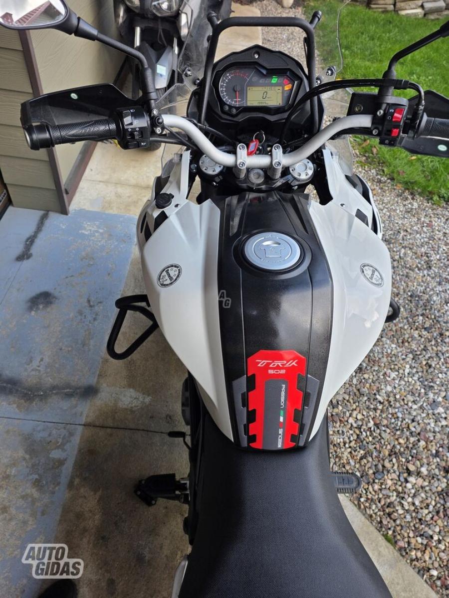 White Benelli TRK 502X 2021 in Pasvalys, with an engine capacity of 0.50 L and mileage of 19 thousand km for 2199 €, photo 8 on AUTOMOTO.COM.LV
