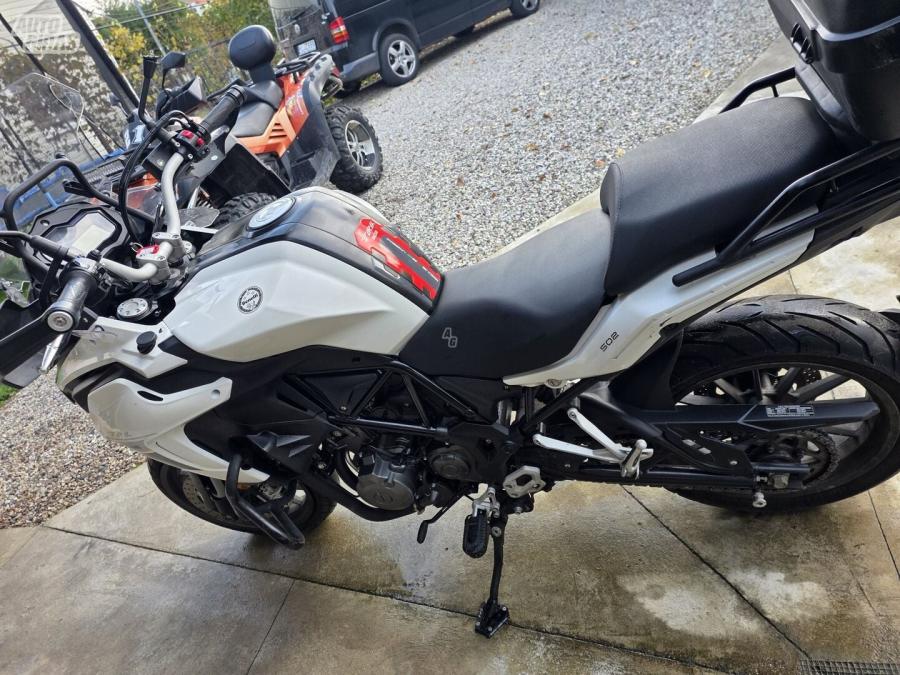 White Benelli TRK 502X 2021 in Pasvalys, with an engine capacity of 0.50 L and mileage of 19 thousand km for 2199 €, photo 13 on AUTOMOTO.COM.LV