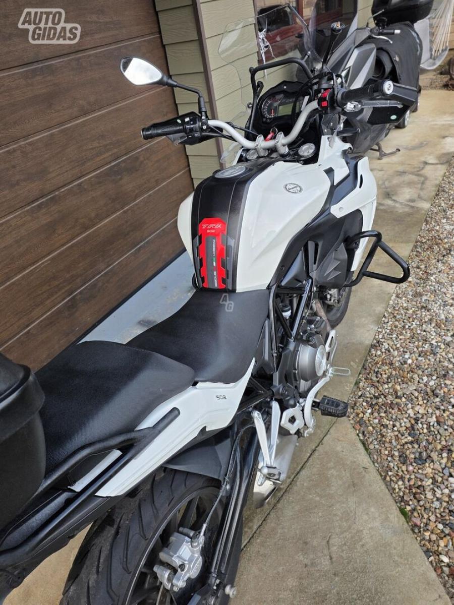 White Benelli TRK 502X 2021 in Pasvalys, with an engine capacity of 0.50 L and mileage of 19 thousand km for 2199 €, photo 18 on AUTOMOTO.COM.LV