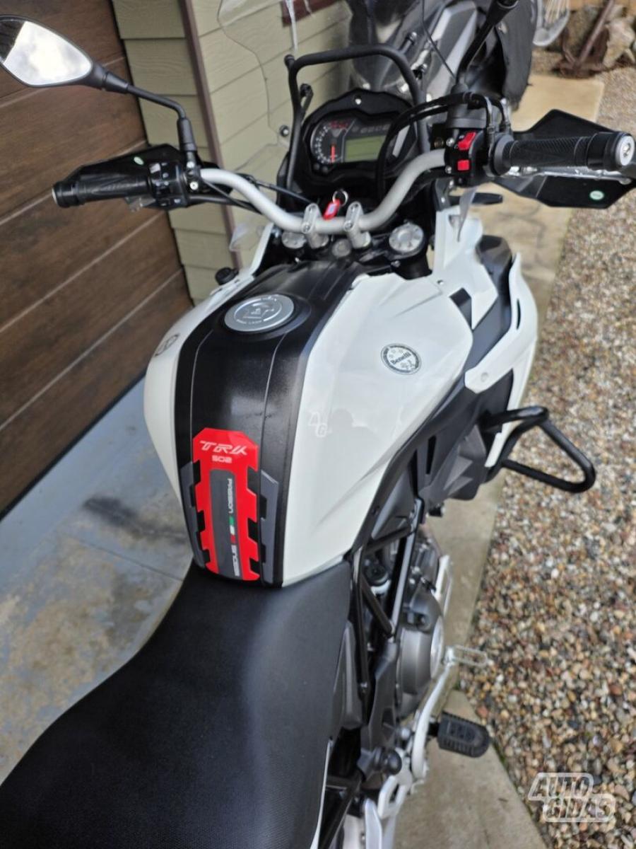 White Benelli TRK 502X 2021 in Pasvalys, with an engine capacity of 0.50 L and mileage of 19 thousand km for 2199 €, photo 23 on AUTOMOTO.COM.LV