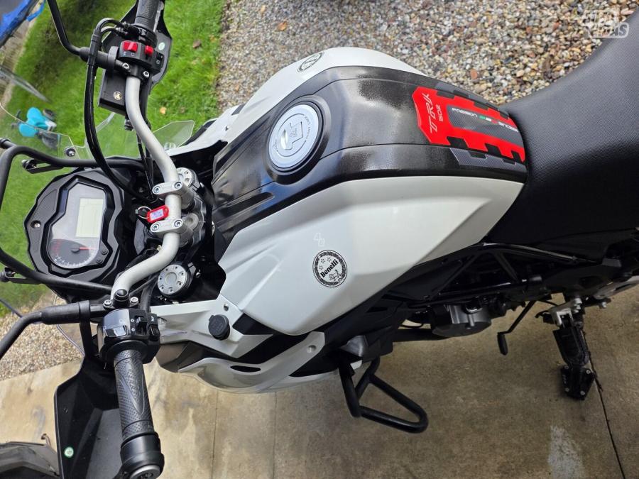 White Benelli TRK 502X 2021 in Pasvalys, with an engine capacity of 0.50 L and mileage of 19 thousand km for 2199 €, photo 25 on AUTOMOTO.COM.LV