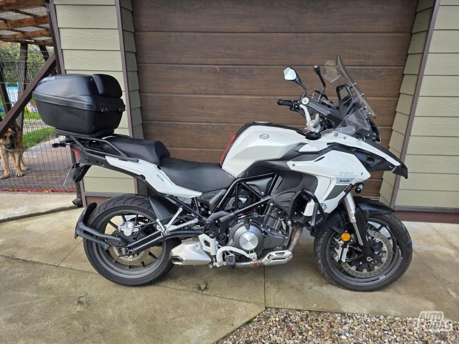 White Benelli TRK 502X 2021 in Pasvalys, with an engine capacity of 0.50 L and mileage of 19 thousand km for 2199 €, photo 3 on AUTOMOTO.COM.LV