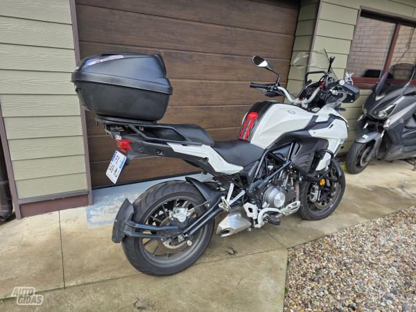 White Benelli TRK 502X 2021 in Pasvalys, with an engine capacity of 0.50 L and mileage of 19 thousand km for 2199 €, photo 6 on AUTOMOTO.COM.LV