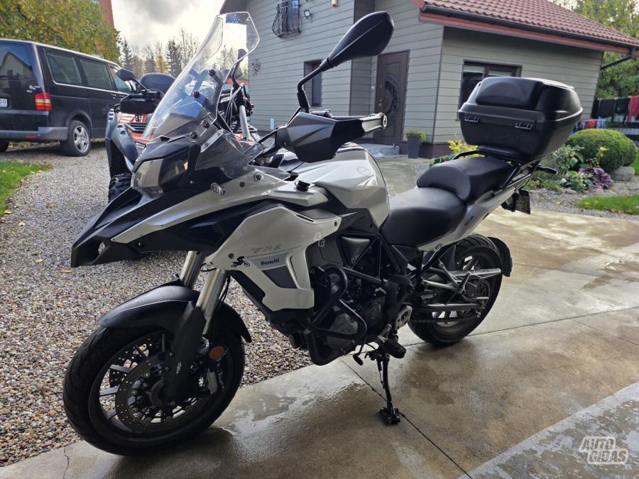 White Benelli TRK 502X 2021 in Pasvalys, with an engine capacity of 0.50 L and mileage of 19 thousand km for 2199 €, photo 10 on AUTOMOTO.COM.LV