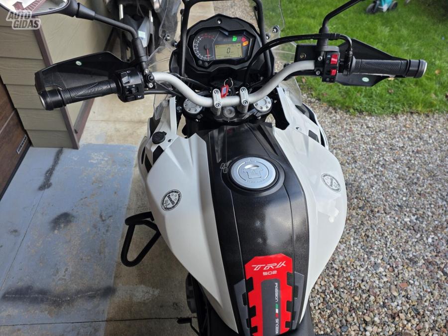 White Benelli TRK 502X 2021 in Pasvalys, with an engine capacity of 0.50 L and mileage of 19 thousand km for 2199 €, photo 15 on AUTOMOTO.COM.LV