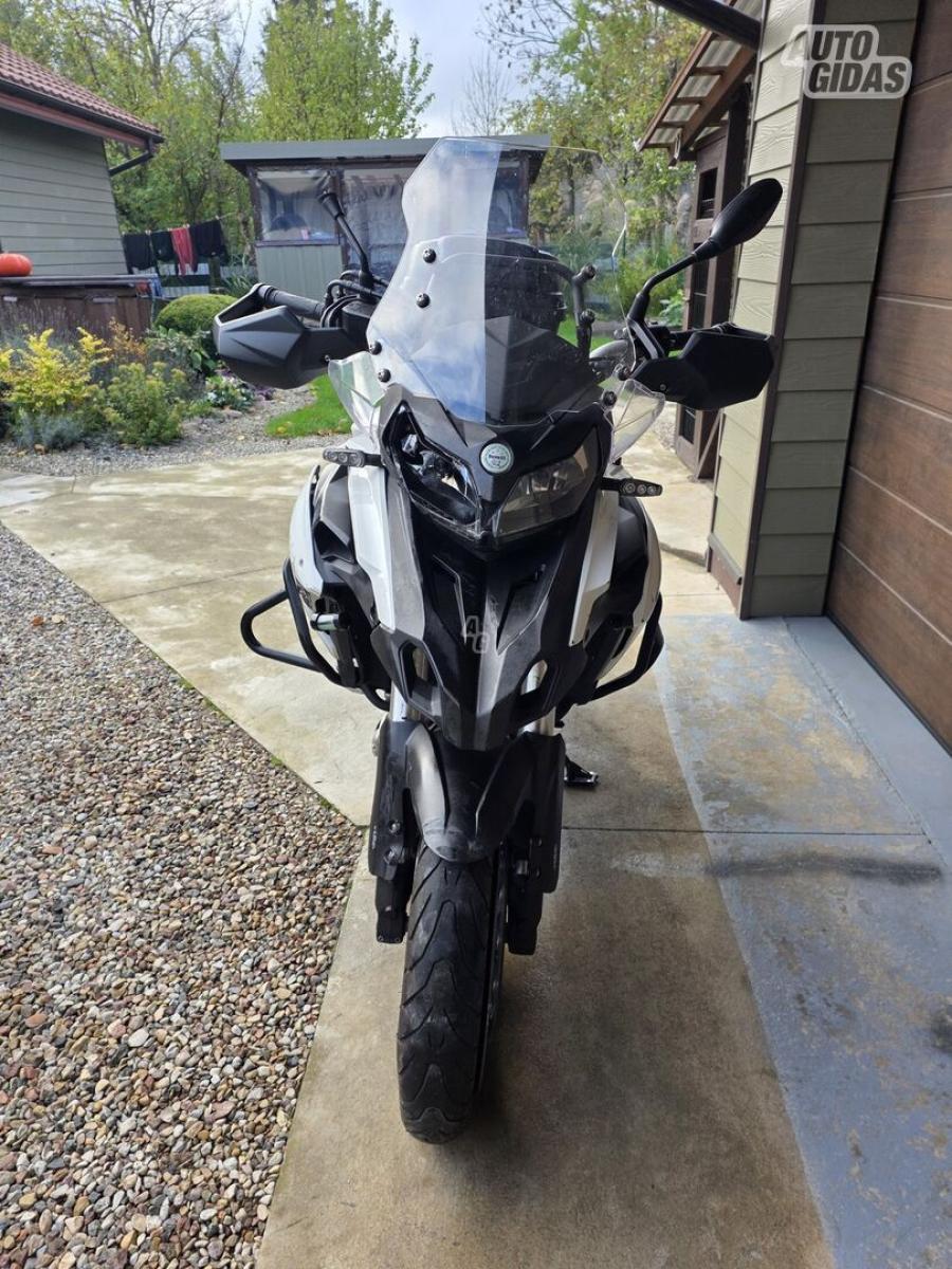 White Benelli TRK 502X 2021 in Pasvalys, with an engine capacity of 0.50 L and mileage of 19 thousand km for 2199 €, photo 20 on AUTOMOTO.COM.LV