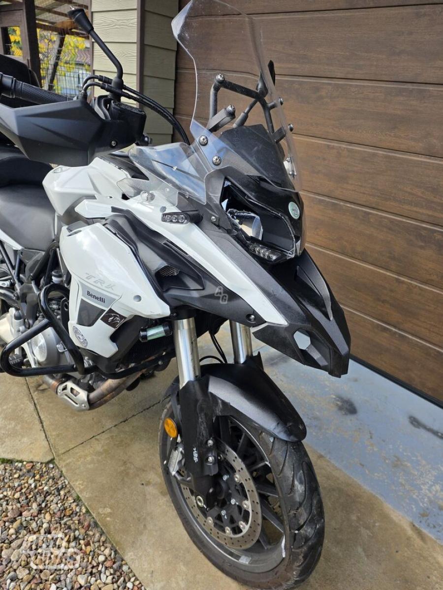 White Benelli TRK 502X 2021 in Pasvalys, with an engine capacity of 0.50 L and mileage of 19 thousand km for 2199 €, photo 21 on AUTOMOTO.COM.LV
