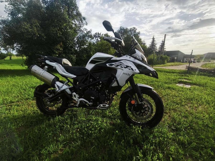 Balts Benelli TRK 502X 2022 Vievis, ar dzinēja tilpumu 0.50 L un nobraukumu 12 tūkst. km par 4100 €, foto 1 vietnē AUTOMOTO.COM.LV