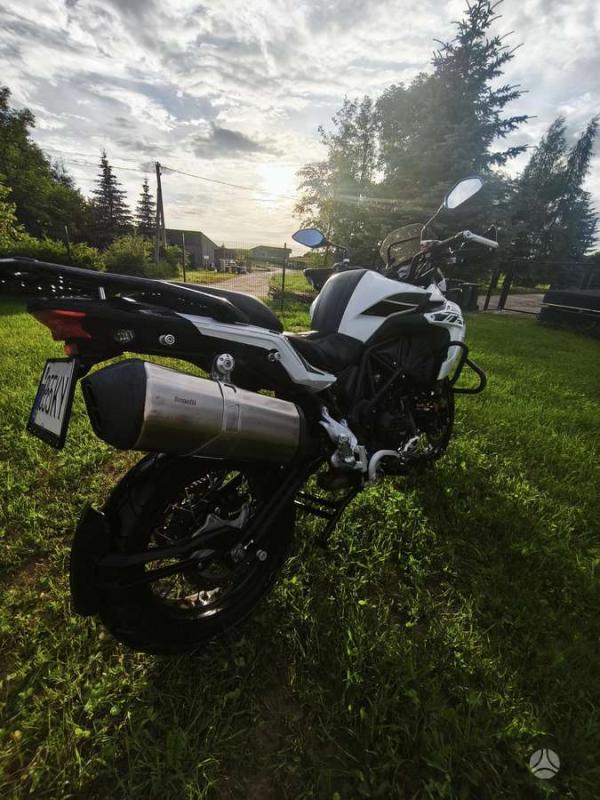 White Benelli TRK 502X 2022 in Vievis, with an engine capacity of 0.50 L and mileage of 12 thousand km for 4100 €, photo 2 on AUTOMOTO.COM.LV