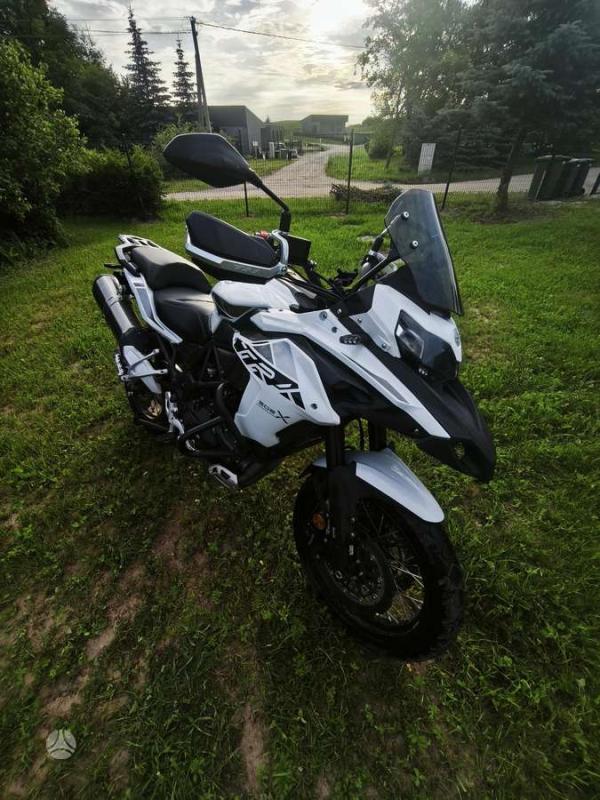 White Benelli TRK 502X 2022 in Vievis, with an engine capacity of 0.50 L and mileage of 12 thousand km for 4100 €, photo 3 on AUTOMOTO.COM.LV