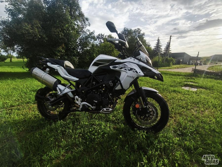 White Benelli TRK 502X 2022 in Vilnius, with an engine capacity of 0.00 L and mileage of 0 thousand km for 3700 €, photo 4 on AUTOMOTO.COM.LV