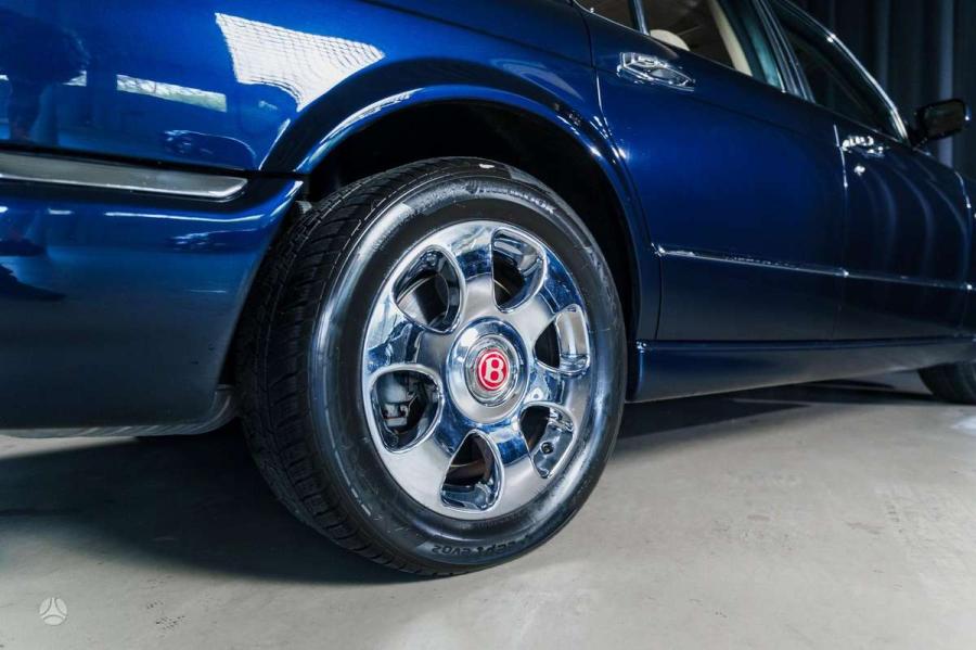Blue Bentley Arnage 2001 in Vilnius, with an engine capacity of 6.75 L and mileage of 118 thousand km for 36999 €, photo 16 on AUTOMOTO.COM.LV