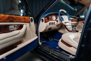 Blue Bentley Arnage 2001 in Vilnius, with an engine capacity of 6.75 L and mileage of 118 thousand km for 36999 €, photo 18 on AUTOMOTO.COM.LV