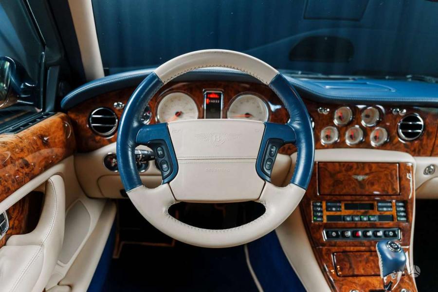 Blue Bentley Arnage 2001 in Vilnius, with an engine capacity of 6.75 L and mileage of 118 thousand km for 36999 €, photo 22 on AUTOMOTO.COM.LV