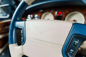 Blue Bentley Arnage 2001 in Vilnius, with an engine capacity of 6.75 L and mileage of 118 thousand km for 36999 €, photo 23 on AUTOMOTO.COM.LV