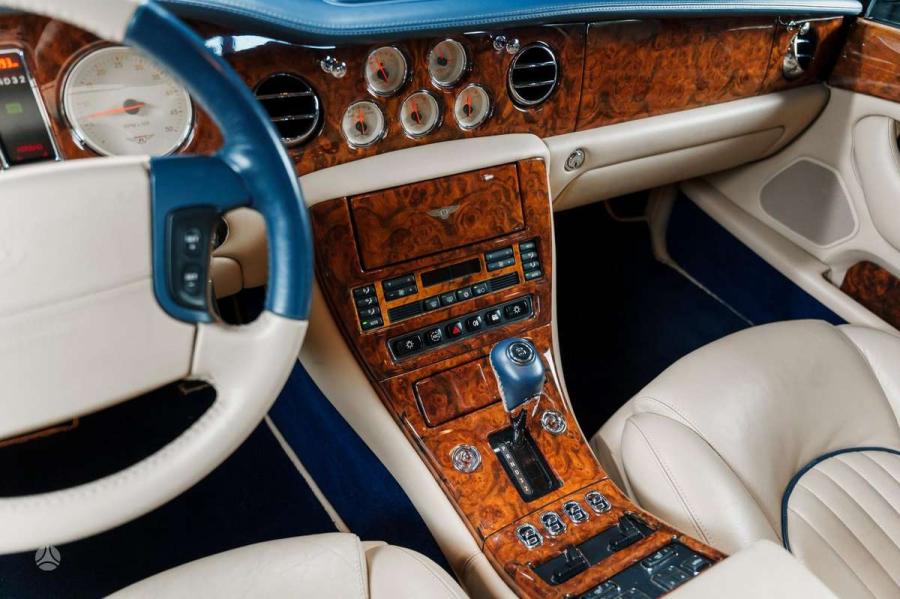 Blue Bentley Arnage 2001 in Vilnius, with an engine capacity of 6.75 L and mileage of 118 thousand km for 36999 €, photo 26 on AUTOMOTO.COM.LV